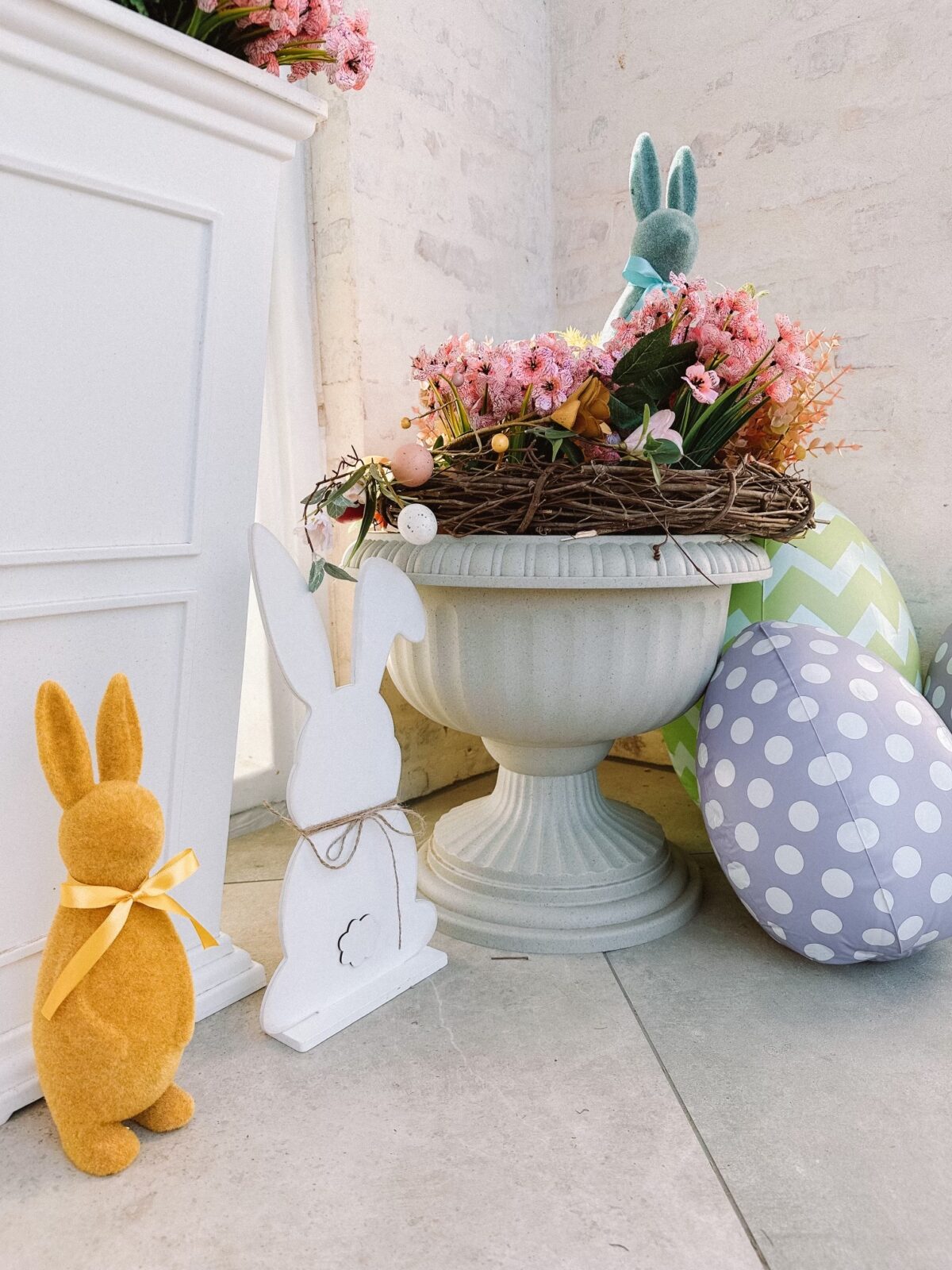Easter Porch Decor - Casey Wiegand of The Wiegands